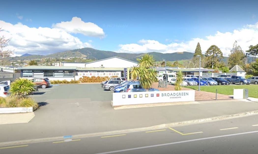 Two Nelson schools close after staff test positive for Covid-19 | RNZ News