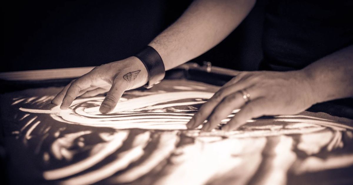 Enter The Sandman - sand artist Marcus Winter | RNZ