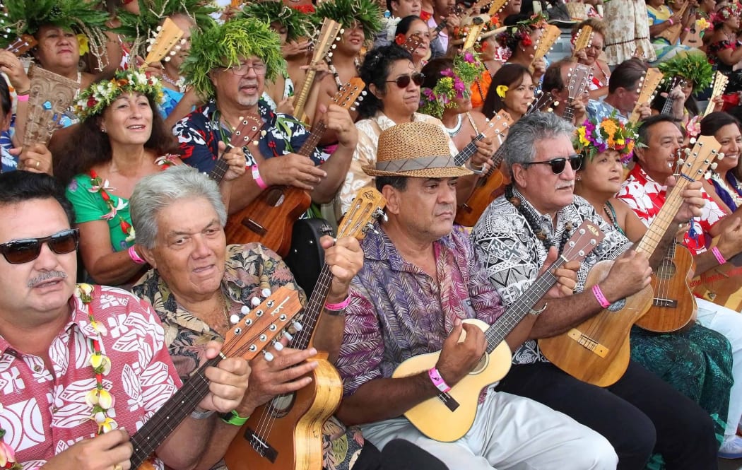 Tahiti breaks ukulele record | RNZ News