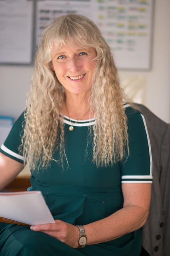 Minister and media puts pressure on suppression | RNZ