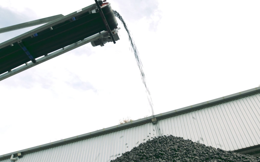 Asphalt gobbler turns road work into recycling magic | RNZ News