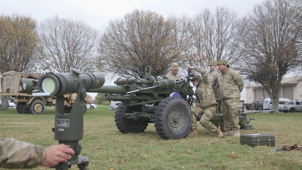 NZDF personnel prepare to help Ukraine fighters use L119 gun | RNZ