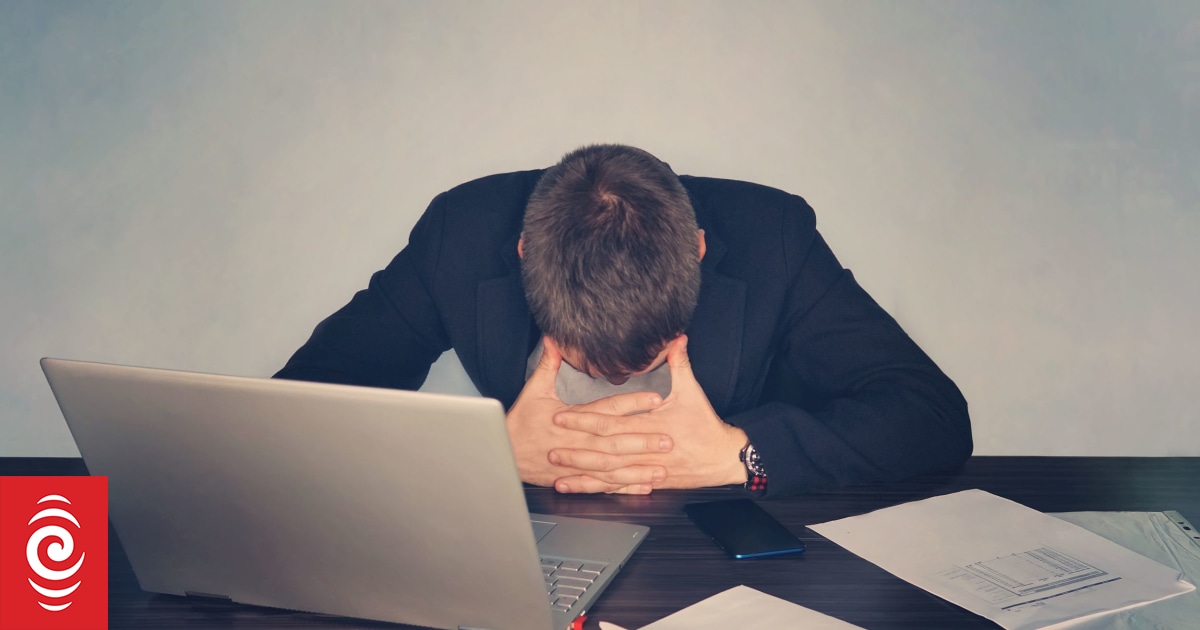 How longer working hours are killing us | RNZ