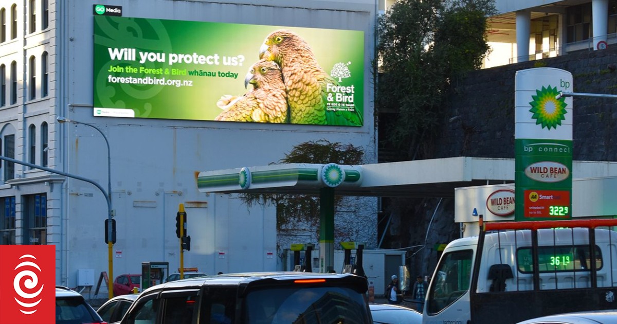 Outdoor advertisers using smart technology to reach more customers ...