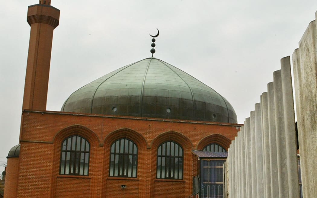 British mosques opening doors | RNZ News