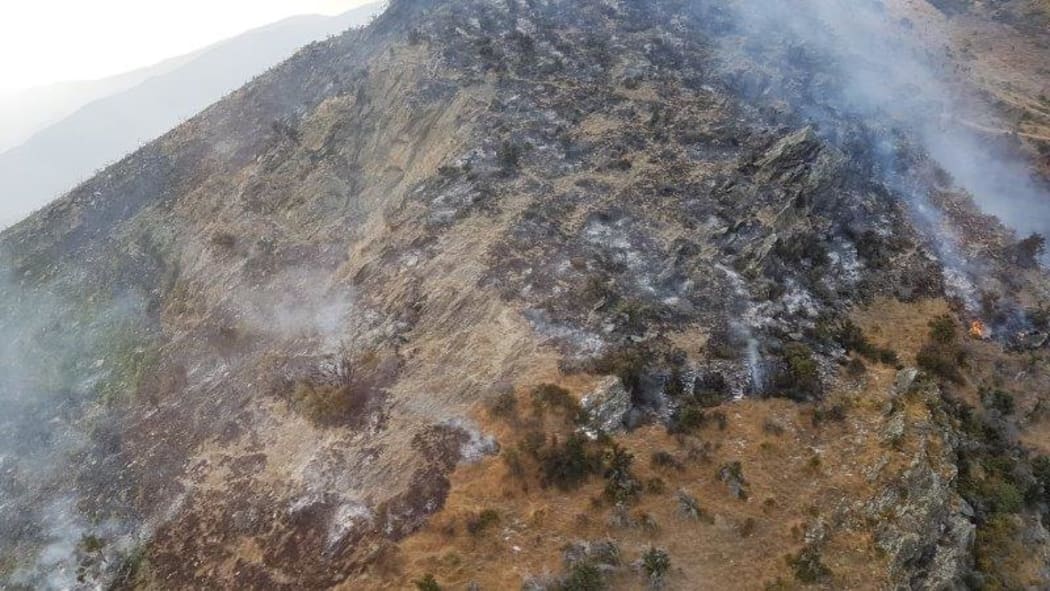 Firefighters continue dampening 200ha Wanaka scrub fire | RNZ News