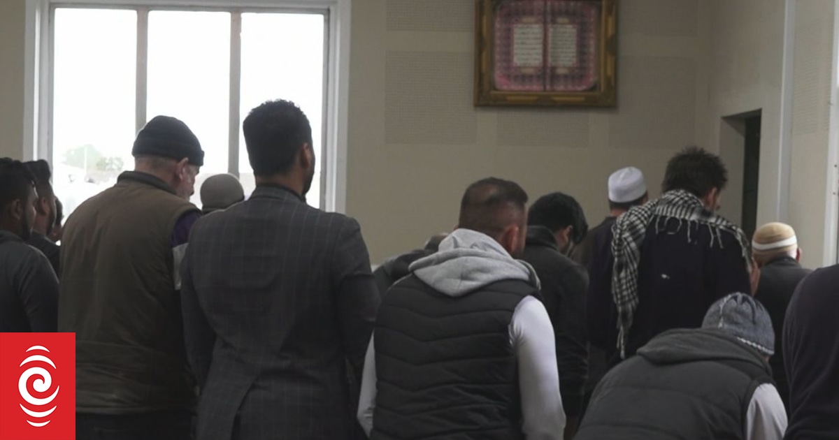 Prayers return to Linwood mosque, three weeks after shooting | RNZ