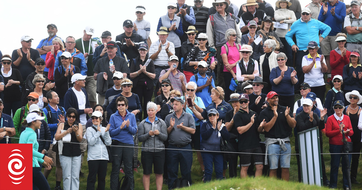 Big crowds and bad manners at NZ Golf Open | RNZ News