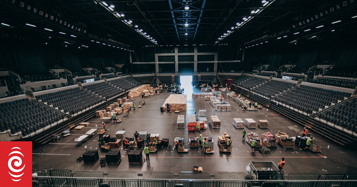 Auckland's Spark Arena becomes huge foodbank during lockdown | RNZ