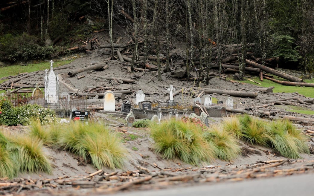 Fears slips may have damaged Queenstown graves | RNZ News
