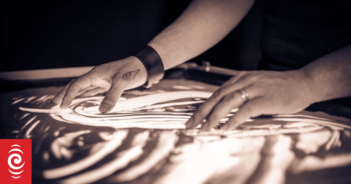 Enter The Sandman - sand artist Marcus Winter | RNZ