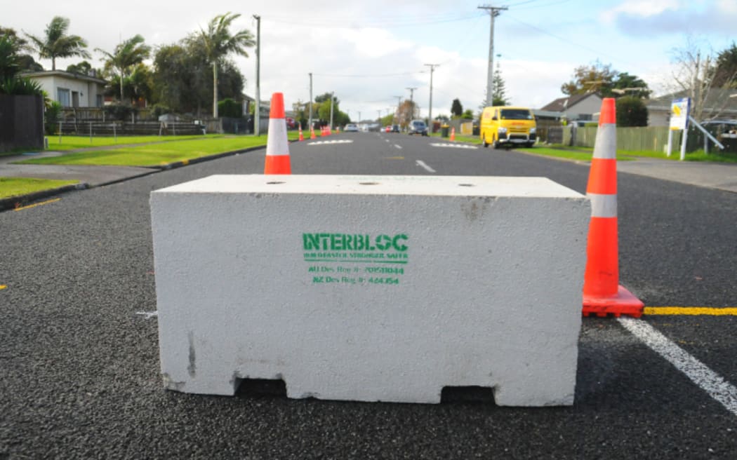 Papatoetoe residents welcome temporary road blocks | RNZ News