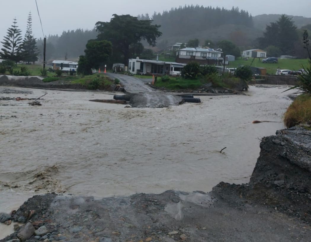 Gisborne flooding partially closes State Highway 35 | RNZ News