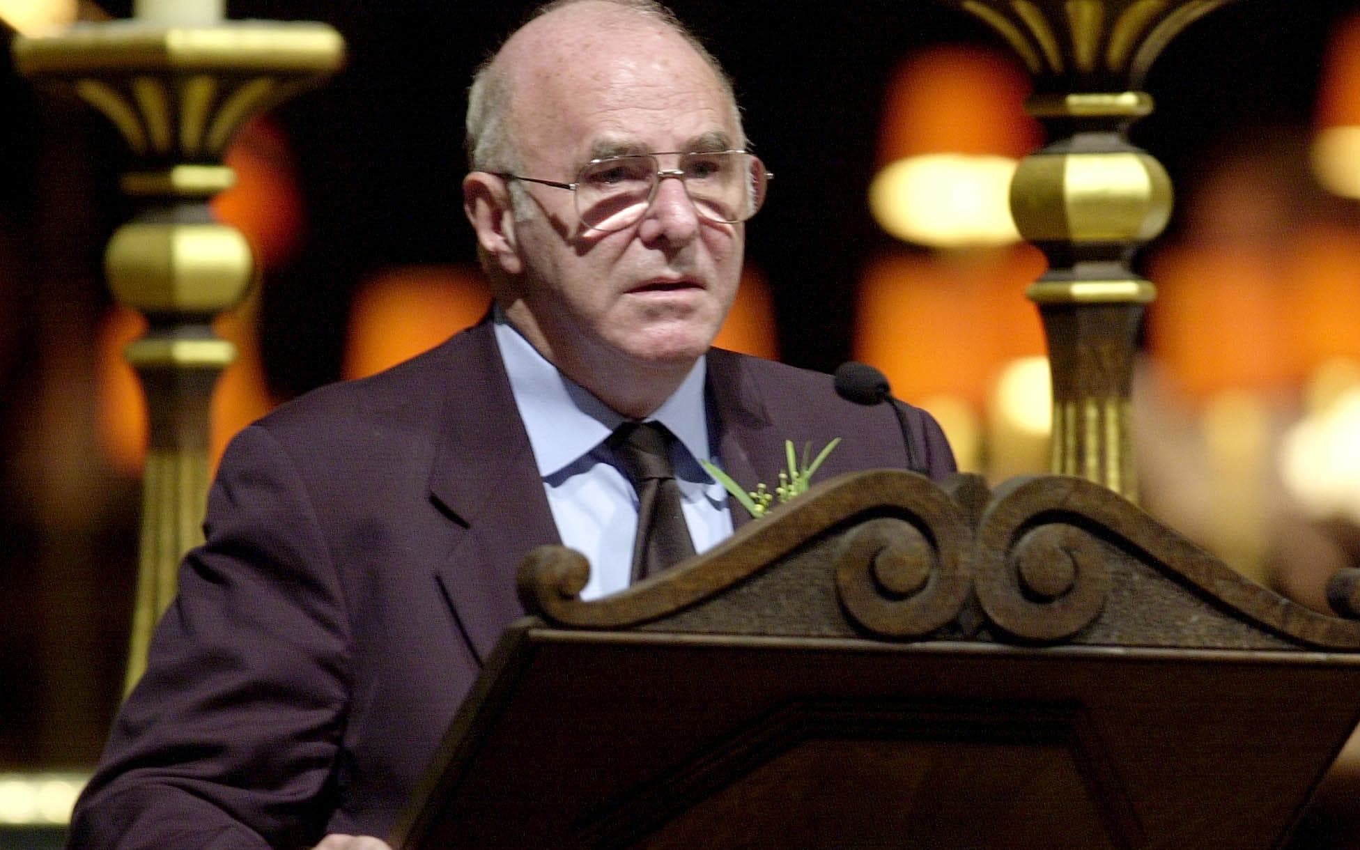 Australian writer and TV critic Clive James dies aged 80 | RNZ News