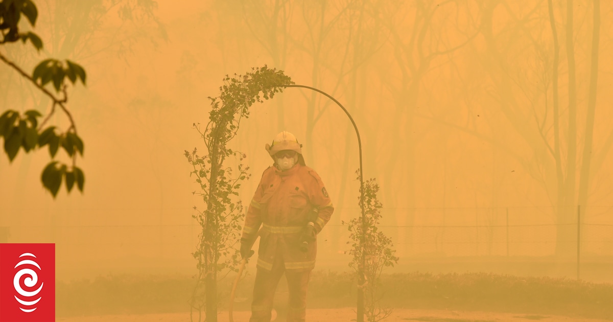 SA bushfires burning out of control amid catastrophic conditions | RNZ News