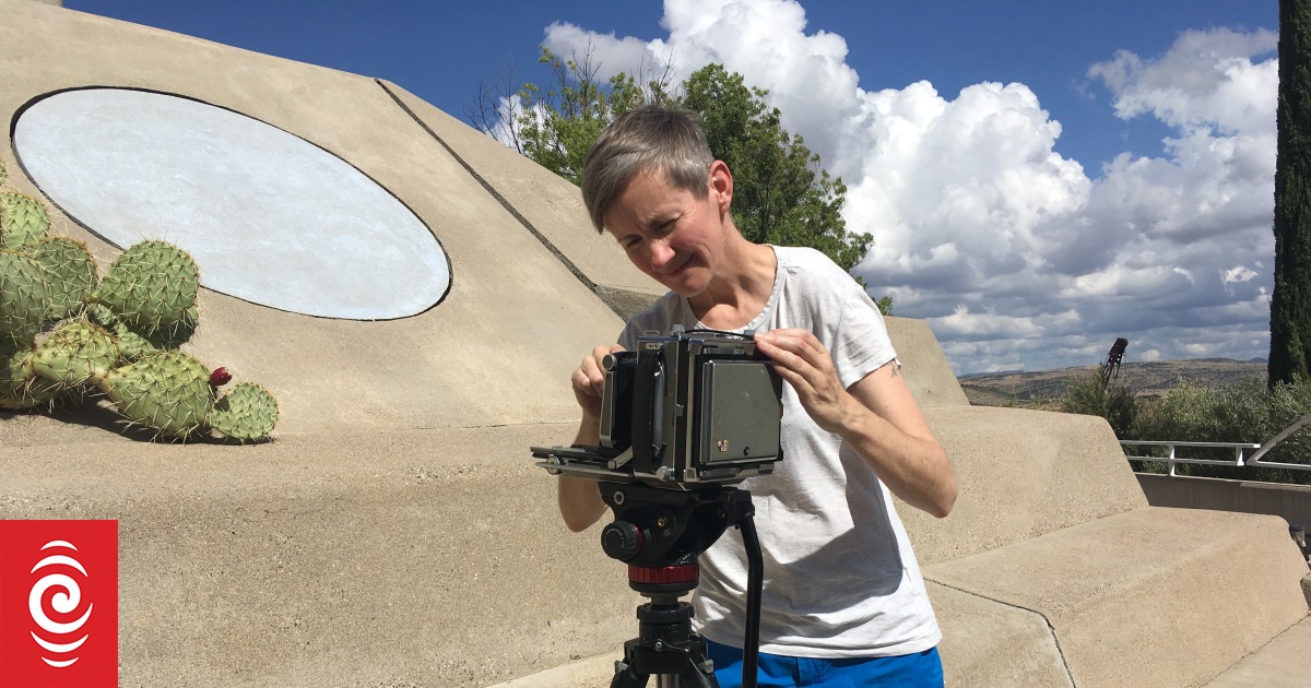 Human Hand: Fiona Amundsen and Tim Corballis | RNZ