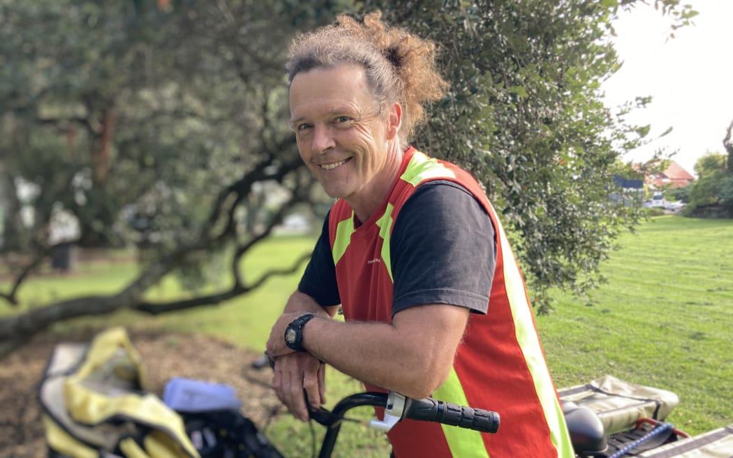 Postie's good relationship with dogs on his run leads to children's book | RNZ News