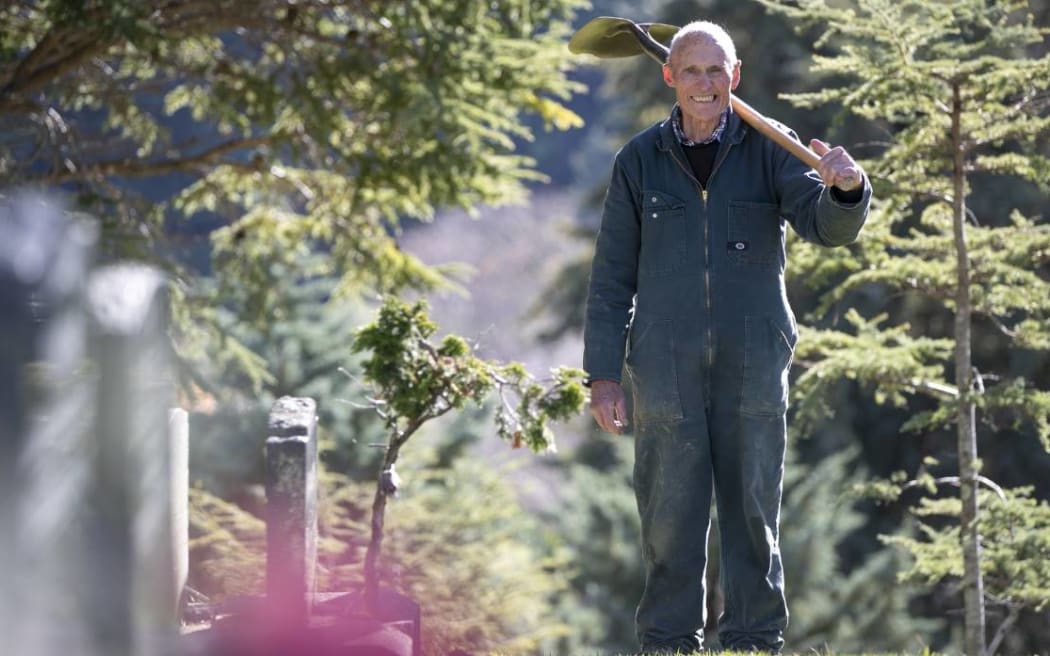 An Upper Hutt gravedigger hangs up his shovel | RNZ