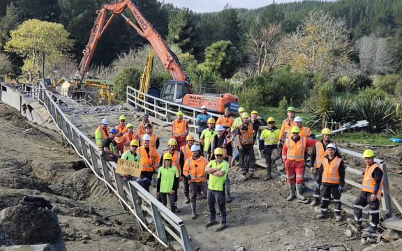 Te Reinga bridge brought down, but not without a struggle | RNZ News
