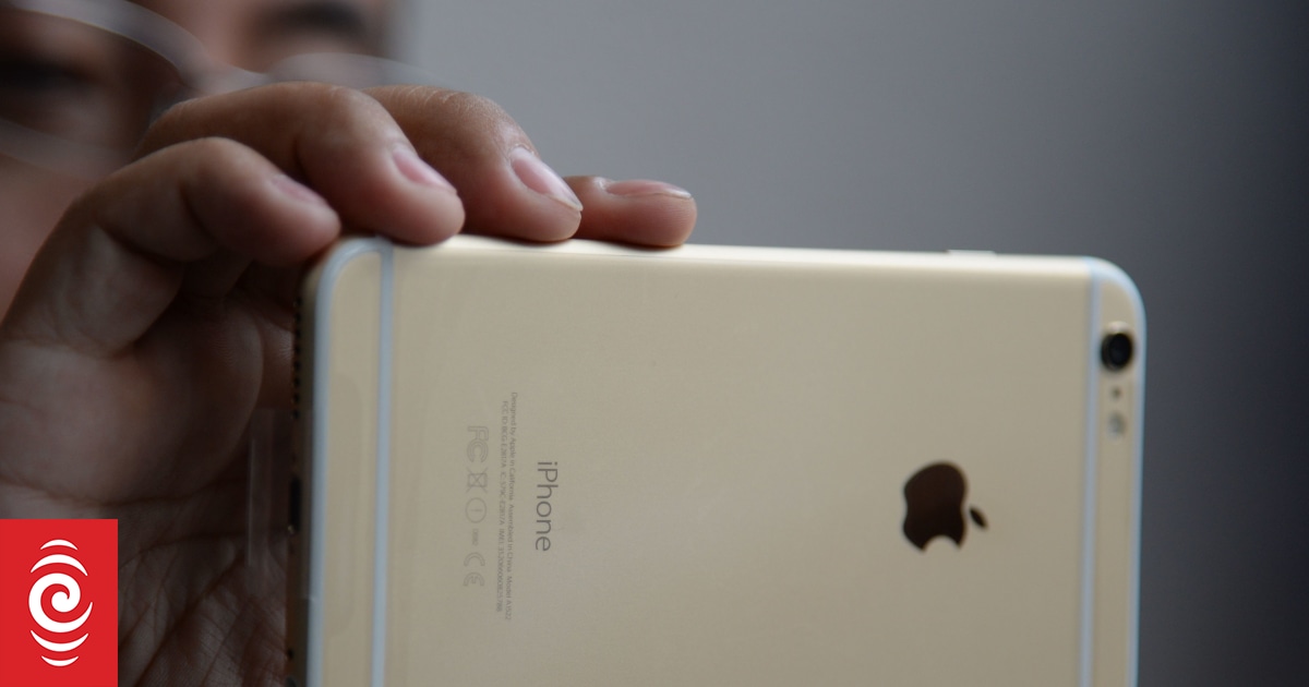 TXTing R8d BG DSTRCTN 4 DRVRS | RNZ News