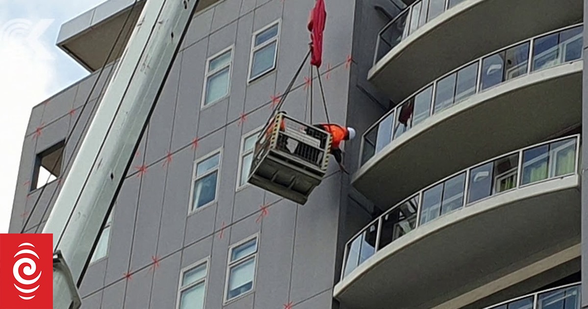 Fears more panels could fall off high risk high rise | RNZ