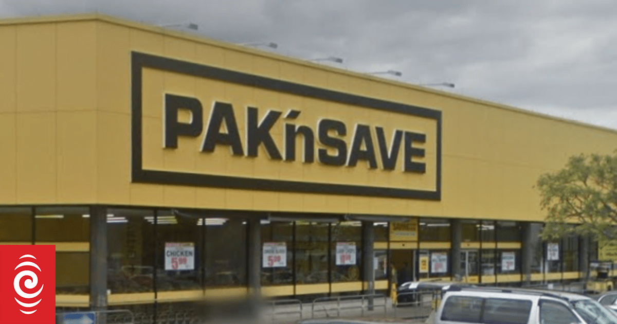 Crowds at Manukau Pak'nSave for sales as cost of living bites | RNZ