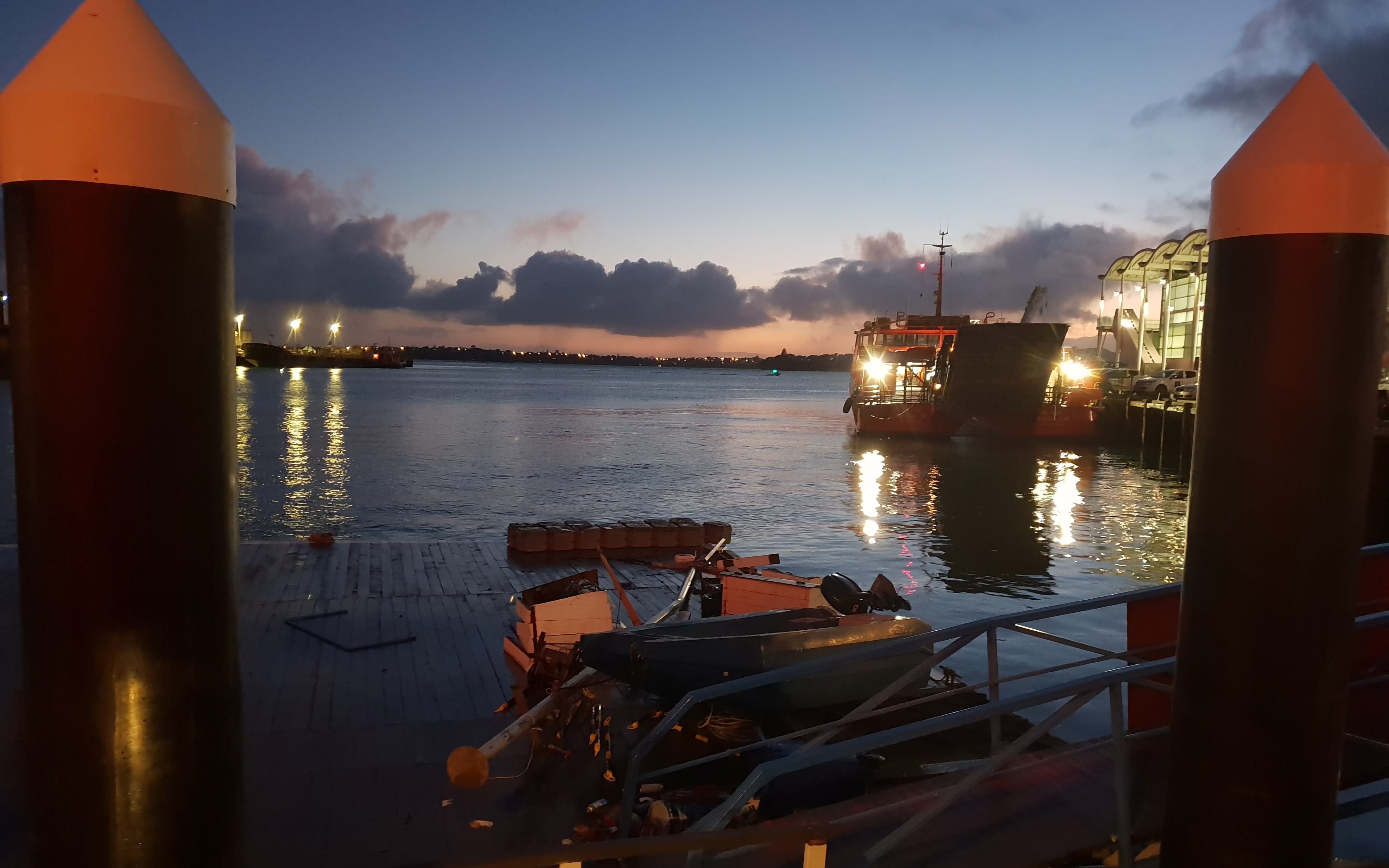 Auckland thunderstorm and strong wind | A Gallery from News | RNZ