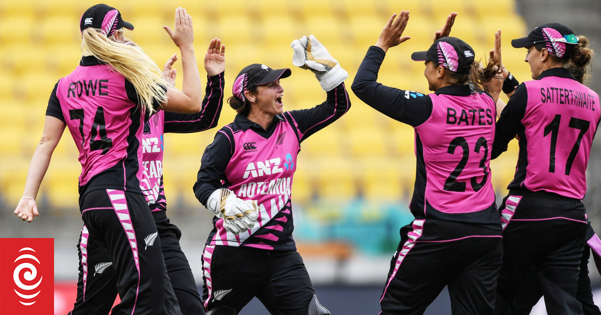 White Ferns fight back with ball | RNZ News