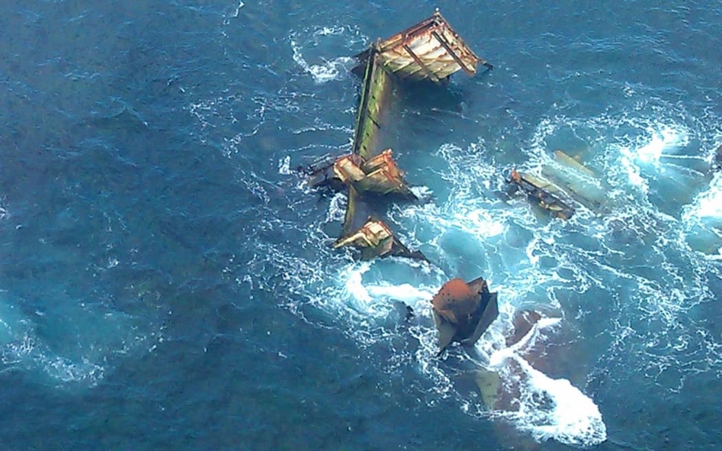 Council considering leaving Rena on reef | RNZ News