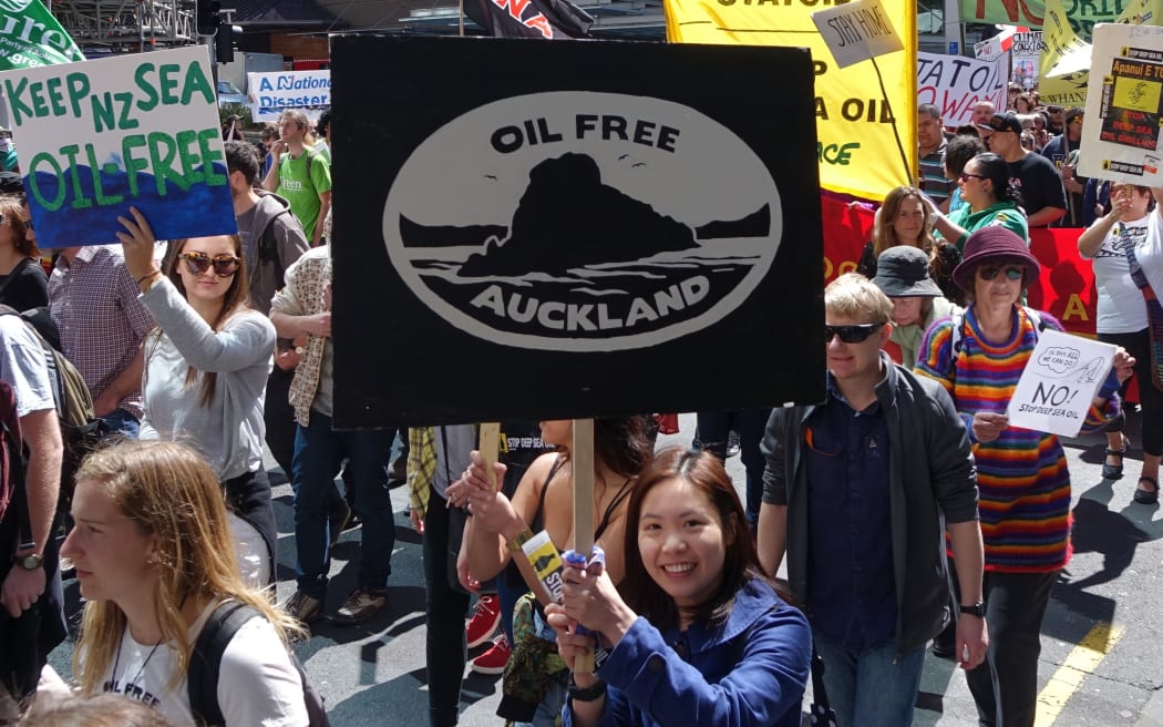 Hundreds protest over oil drilling | RNZ News