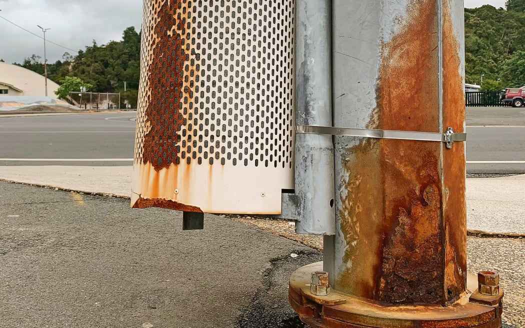 Corroded street light replacement a 'no-brainer' | RNZ News