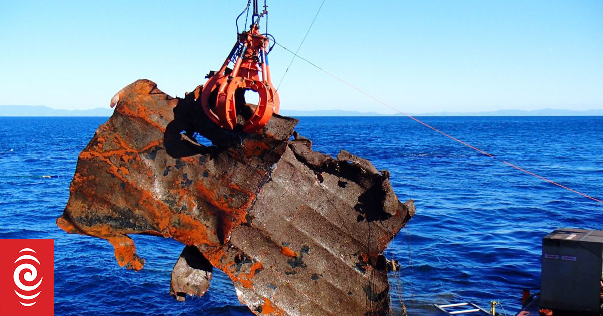 Slow recovery after Rena wreck | RNZ News