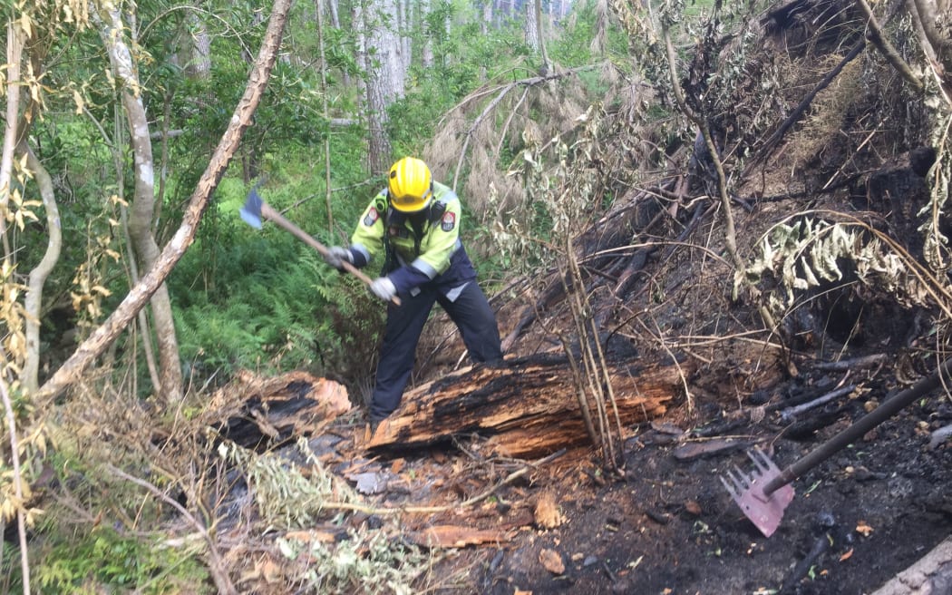 Warnings of extreme fire risks in North and South Islands | RNZ News