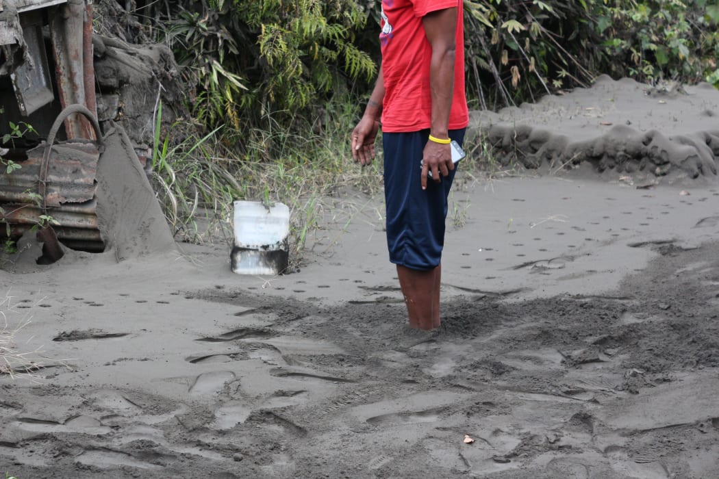 Evacuation underway in Vanuatu's volcanic Ambae Island | RNZ News