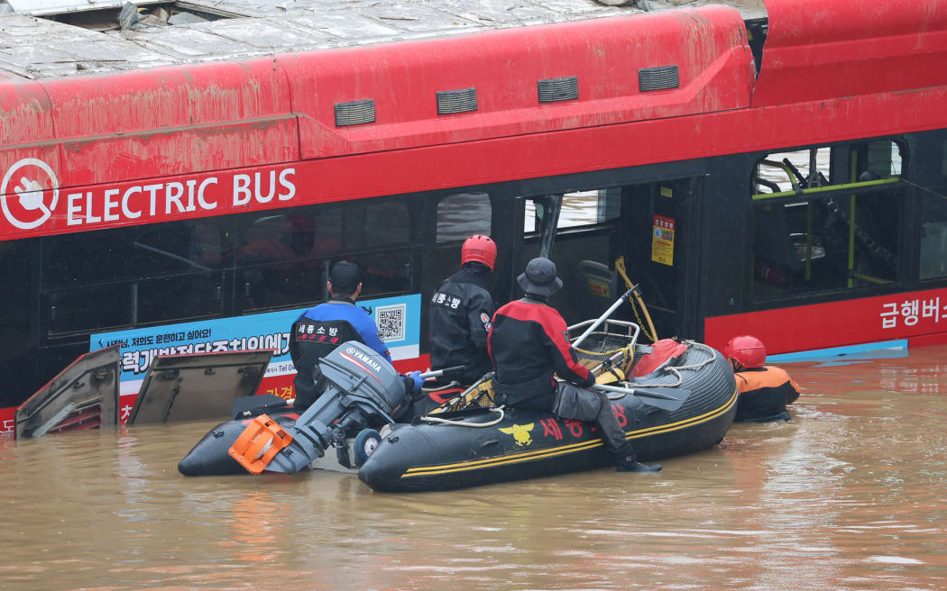South Korea floods: Dozens die in flooded tunnel and landslides | RNZ News