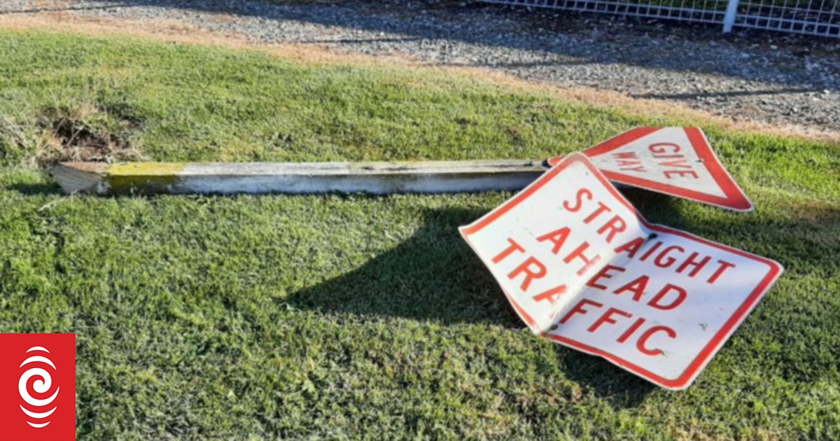 Vandals destroy 18 kilometres of road signs and letterboxes | RNZ News