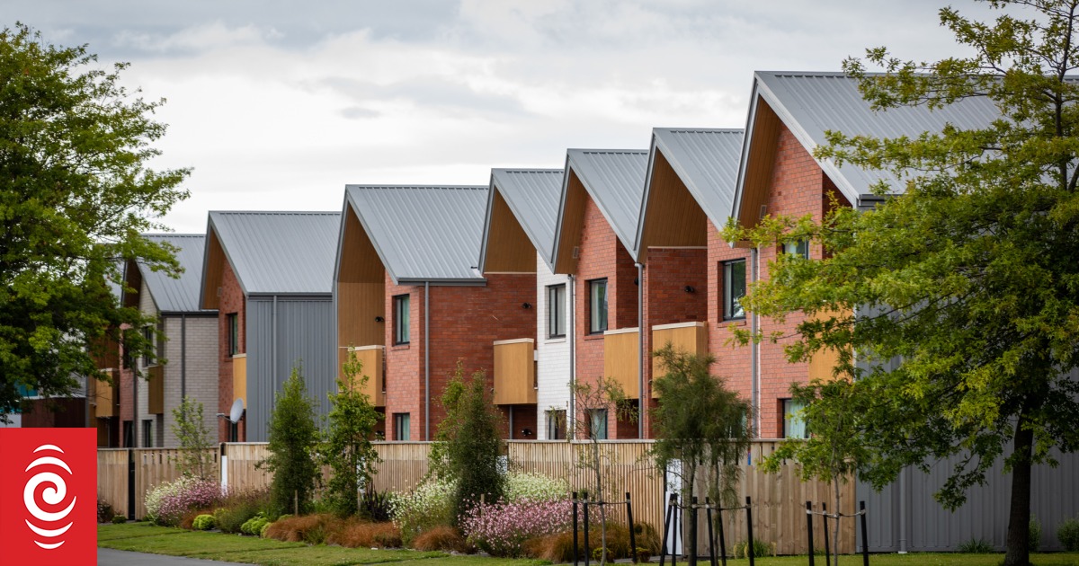 Number of new housing consents returns to 2021 levels | RNZ News