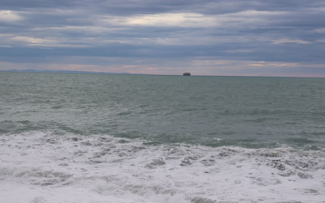 Doctors fly to ship anchored off Napier for Covid tests | RNZ News
