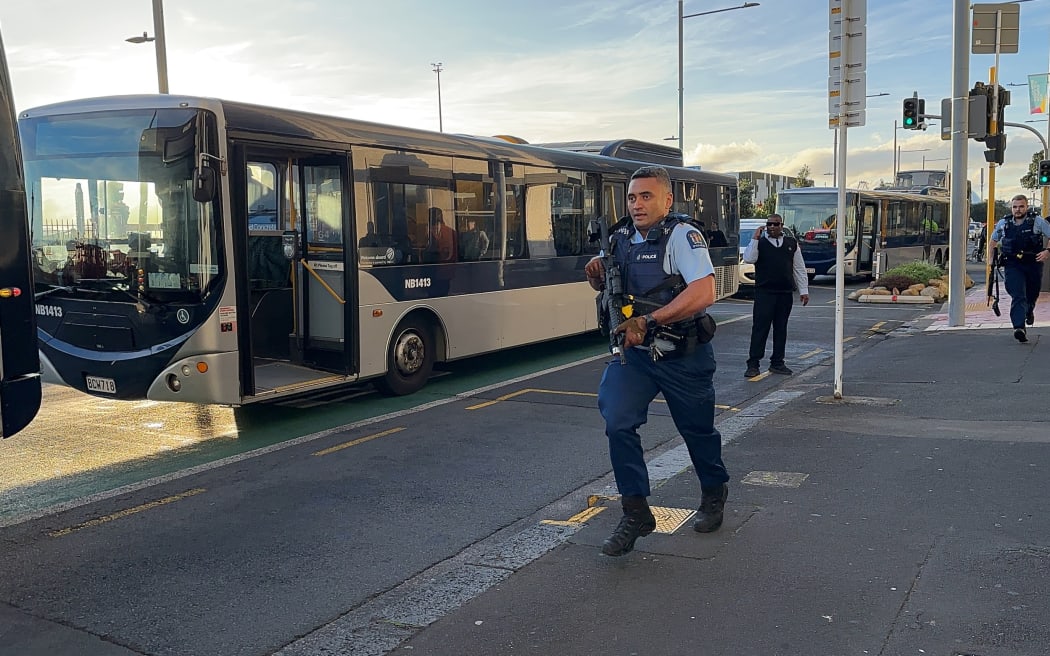 奥克兰市中心枪击：数人伤亡，持枪警员出动，危险解除后，部分公共交通仍受影响 | RNZ News