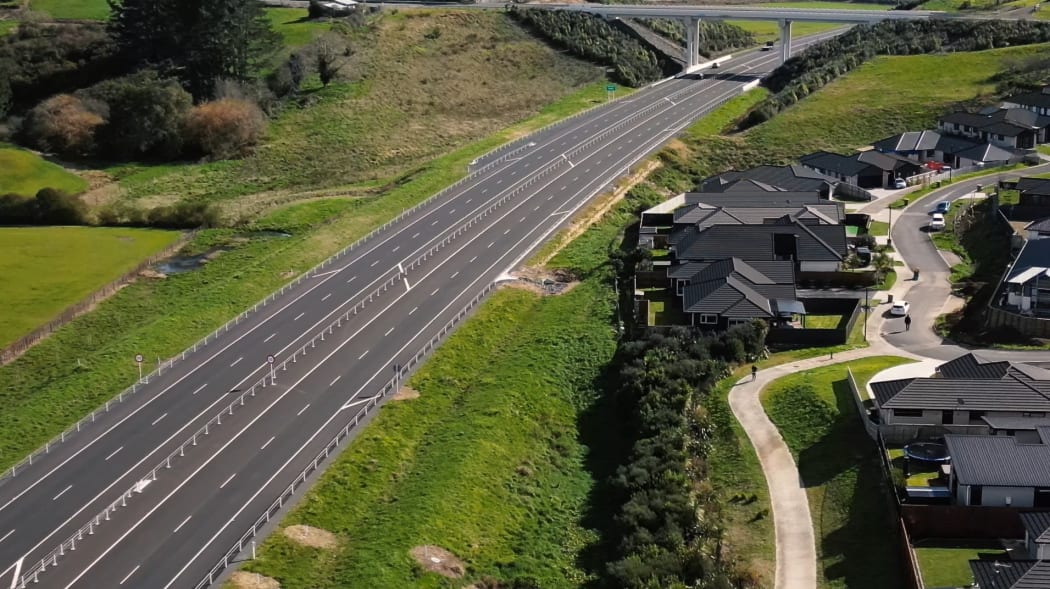 What does the new Waikato Expressway mean for the small towns? | RNZ