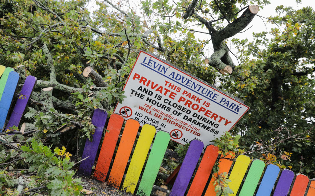 Damage to roads, powerlines after tornado rips through Levin | RNZ News