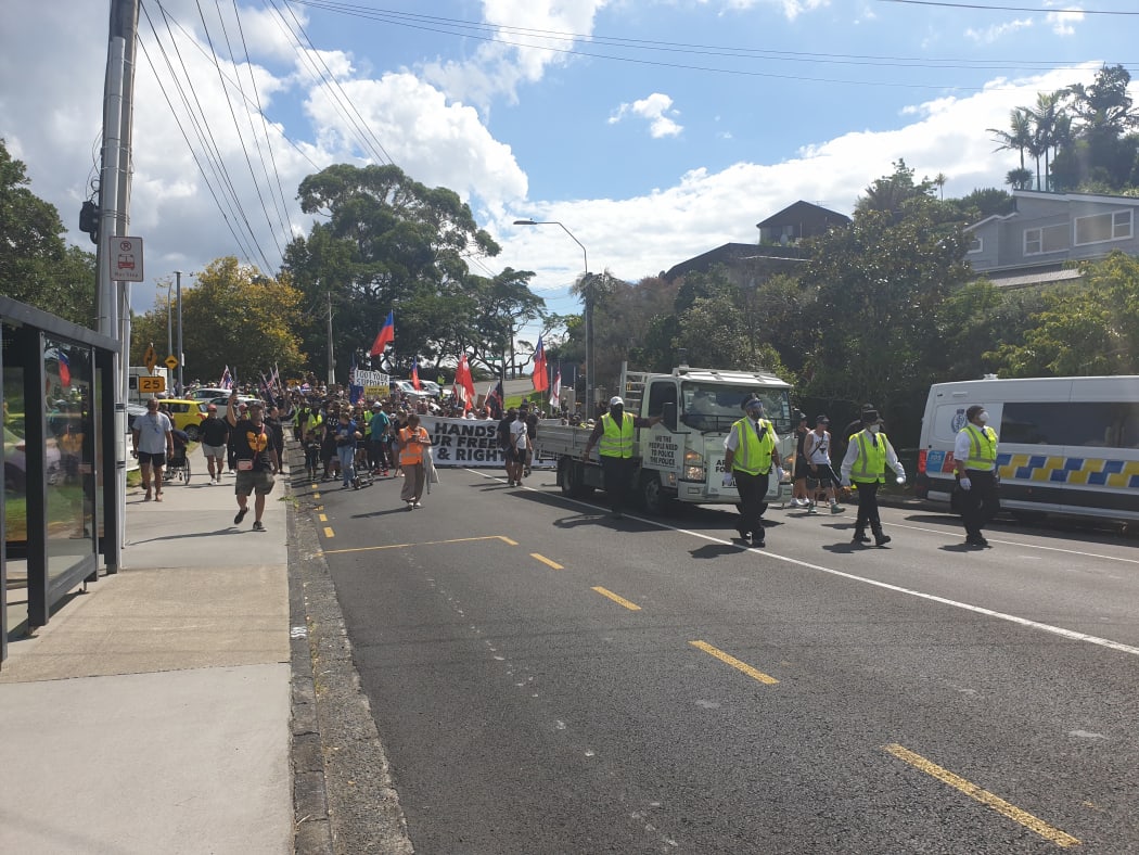 Anti-mandate protesters march across Auckland Harbour Bridge | RNZ News