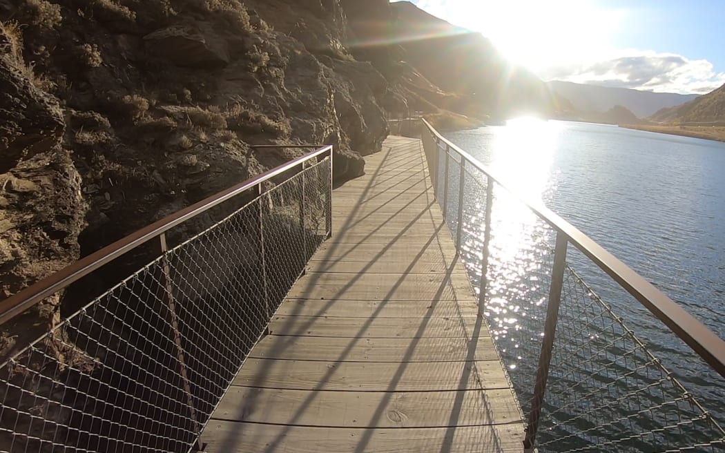 Lake Dunstan Trail lauded with more than 80k riders in first year | RNZ