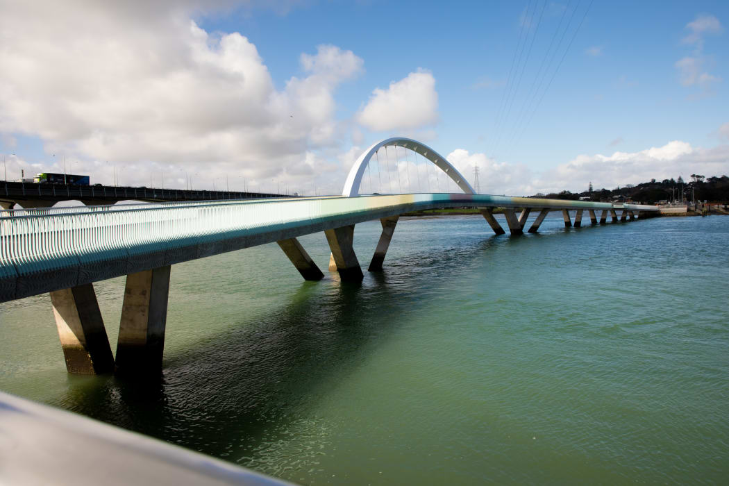 Shining new Ngā Hau Māngere bridge opens to public | RNZ