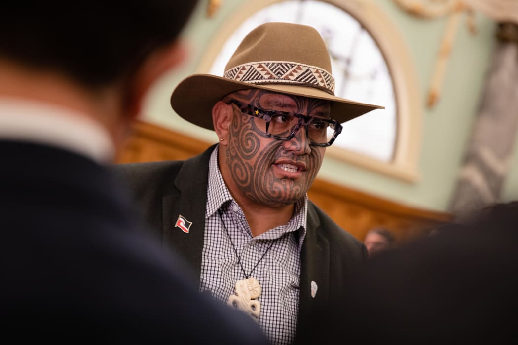 Rawiri Waititi calls for inquiry into emergency housing | RNZ News