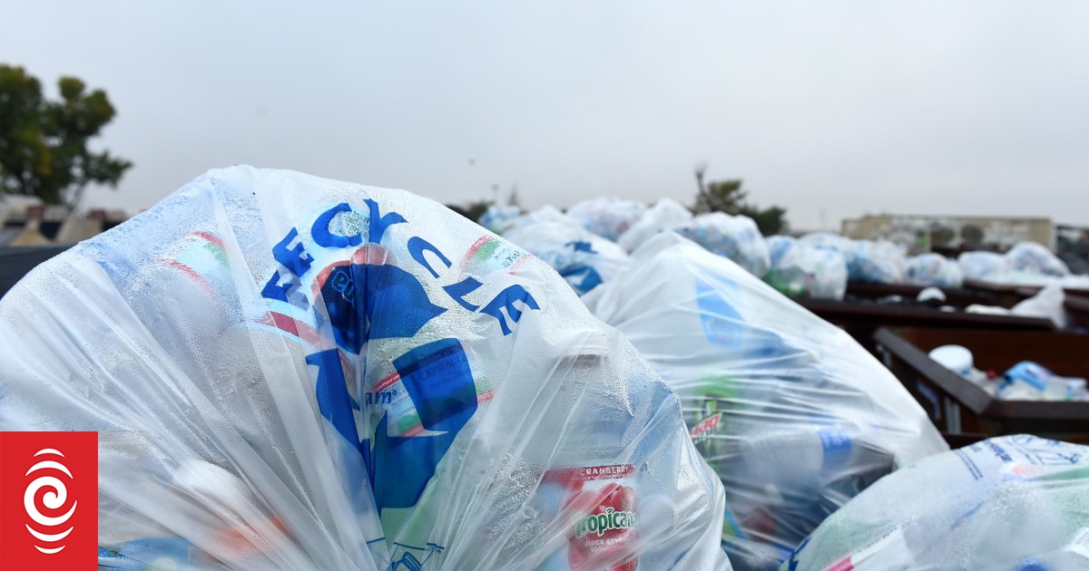 Vanuatu steps up fight against coastal and marine pollution | RNZ News