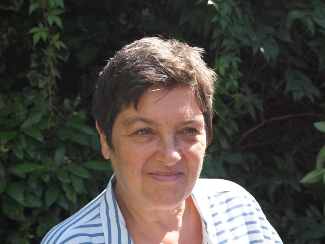 Julie Bindel - Come on feminists, ditch the makeup bag | RNZ