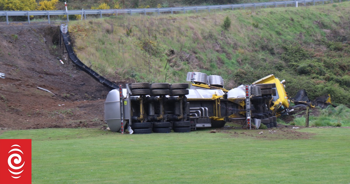One dead, 10 injured in crash on Napier-Taupō road | RNZ News
