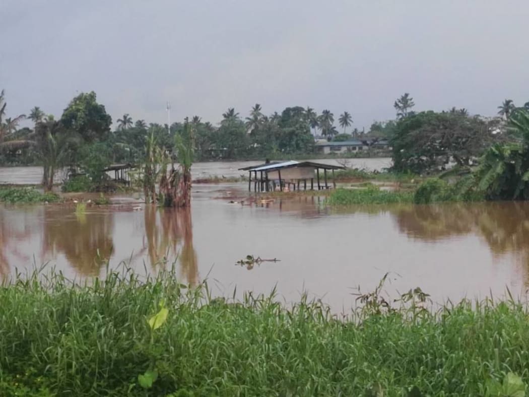 Stranded islanders running out of food in Fiji floods | RNZ News