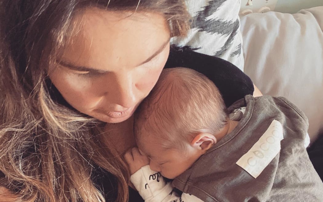 Mel Parsons performs her new song 'Tiny Days' | RNZ